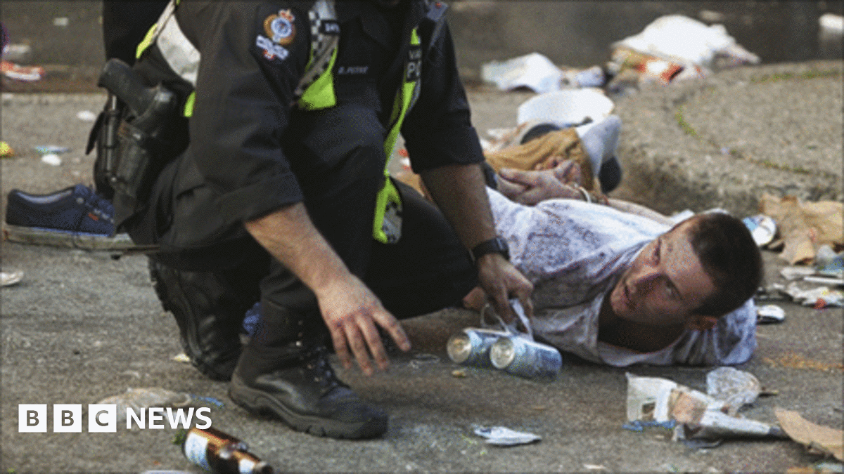 Vancouver Canucks ice hockey riot sees 100 arrested - BBC News