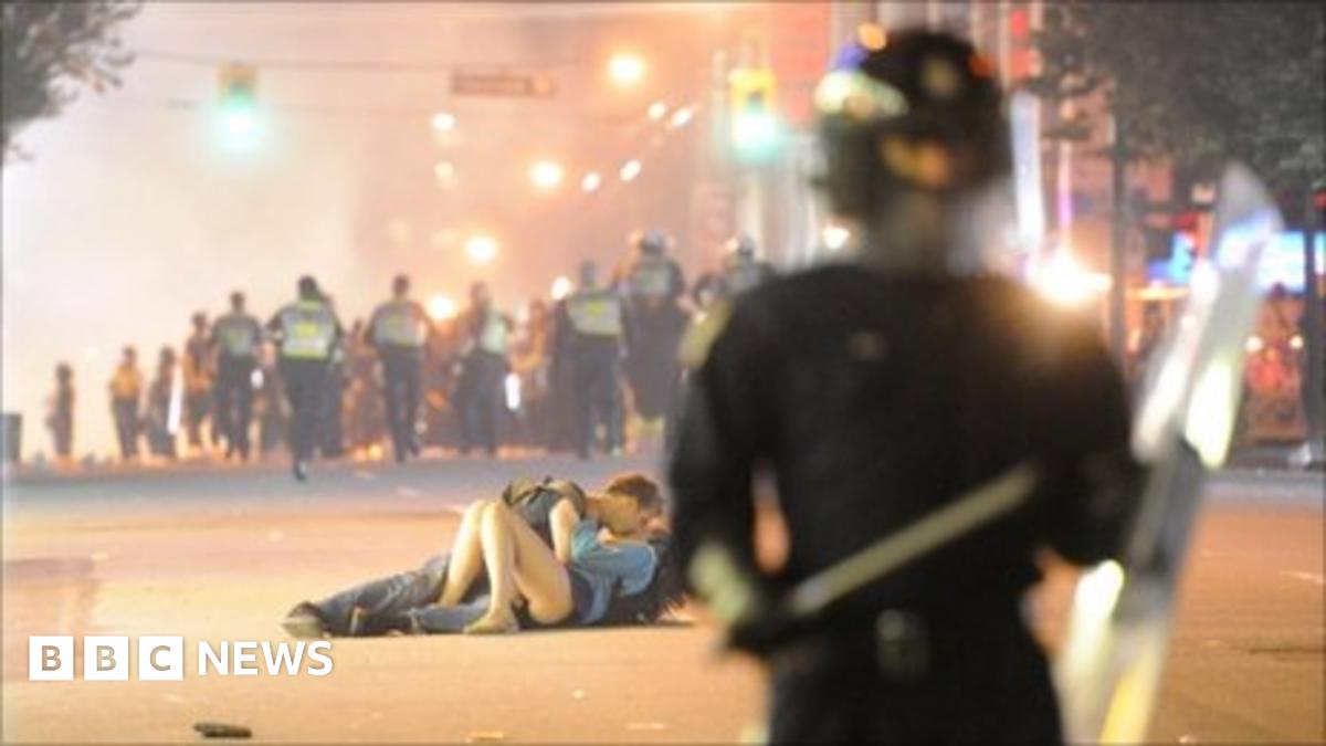 Vancouver riots: A kiss amid the chaos? - BBC News