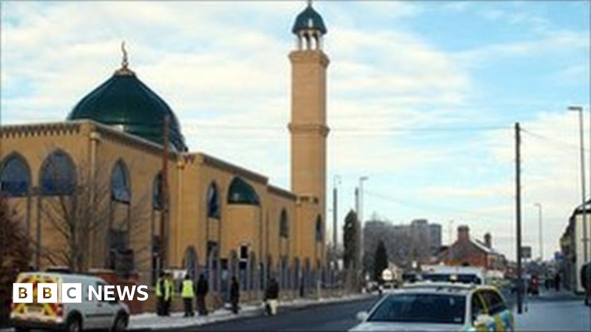 Ex-soldier Simon Beech accused of Stoke mosque arson - BBC News