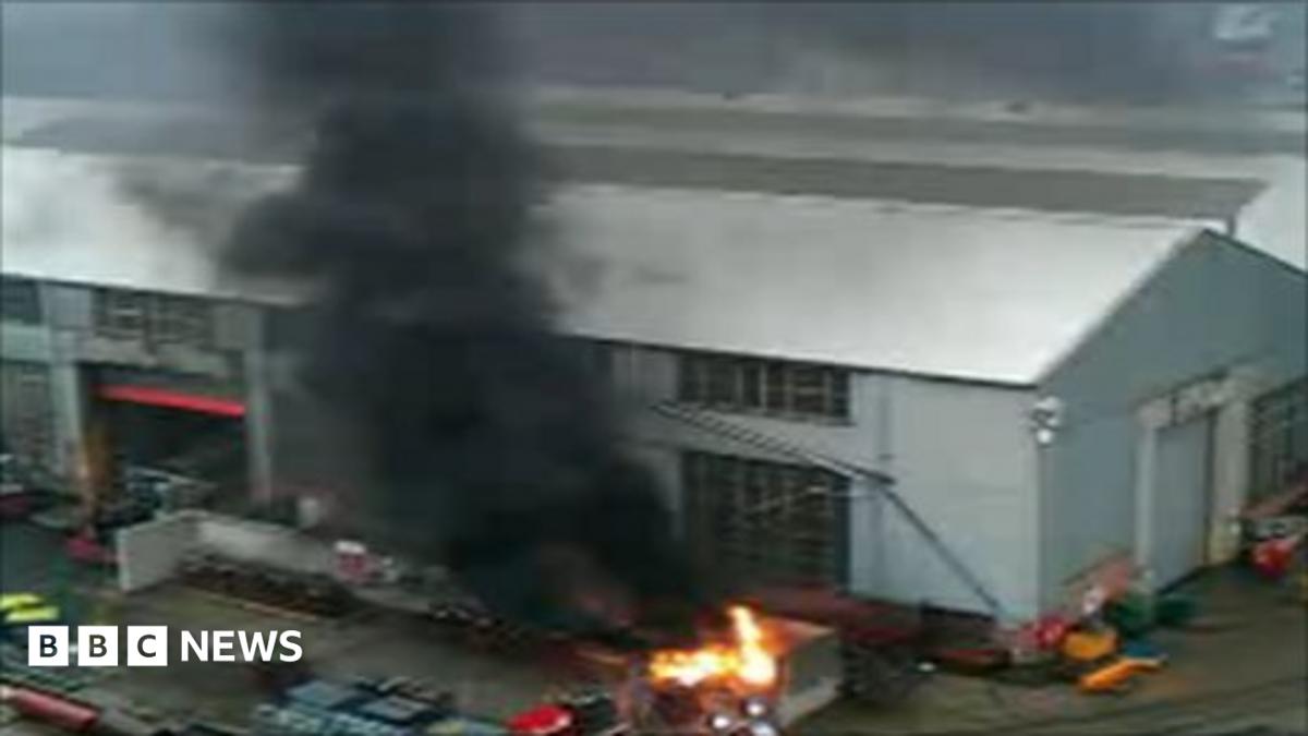 Cordon is lifted after Falmouth Docks fire - BBC News