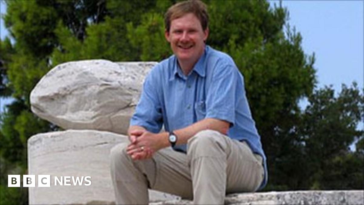 Dr David Gill recognised for illicit antique fight - BBC News