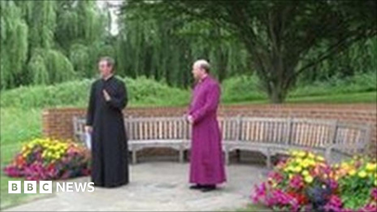 Prayers said for victims of 1972 Staines air disaster - BBC News