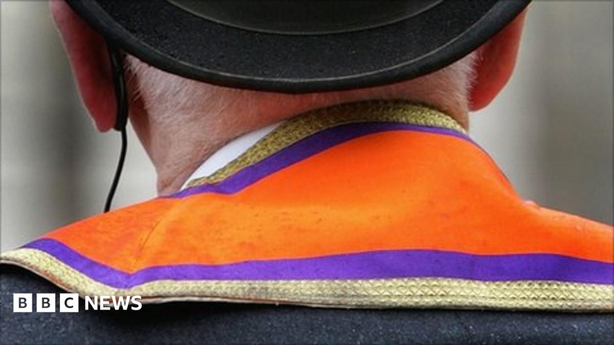 Orange Order marches through streets of York - BBC News