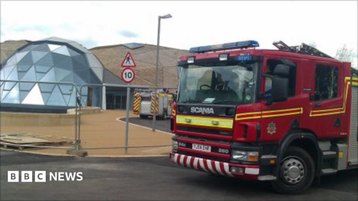 Three hurt in Scunthorpe Pods Leisure Centre explosion - BBC News