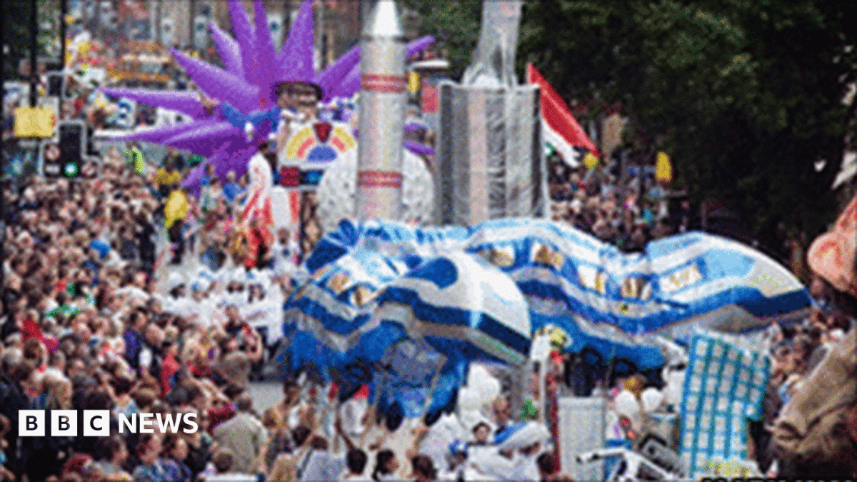 Manchester Day Parade: Crowds 'surpass expectations' - BBC News