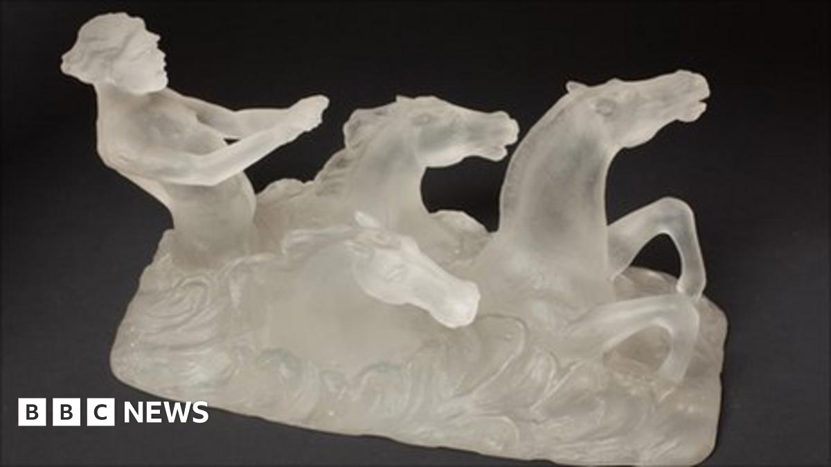 Frederick Carder glass sculpture donated to museum - BBC News