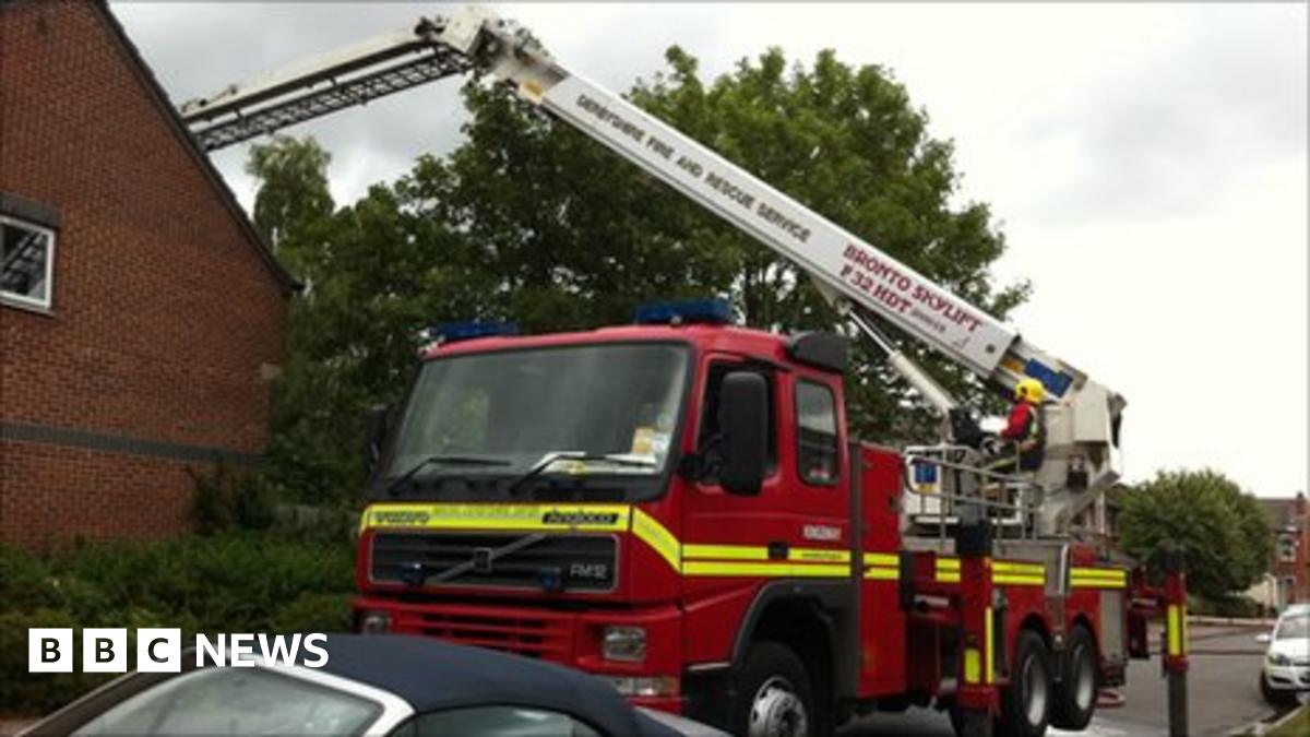 Woman rescued from Derby house fire - BBC News