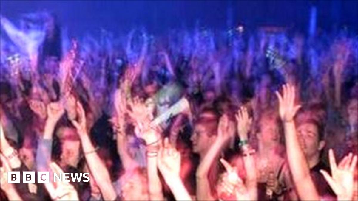 Leeds Gatecrasher club to re-open with metal detectors - BBC News