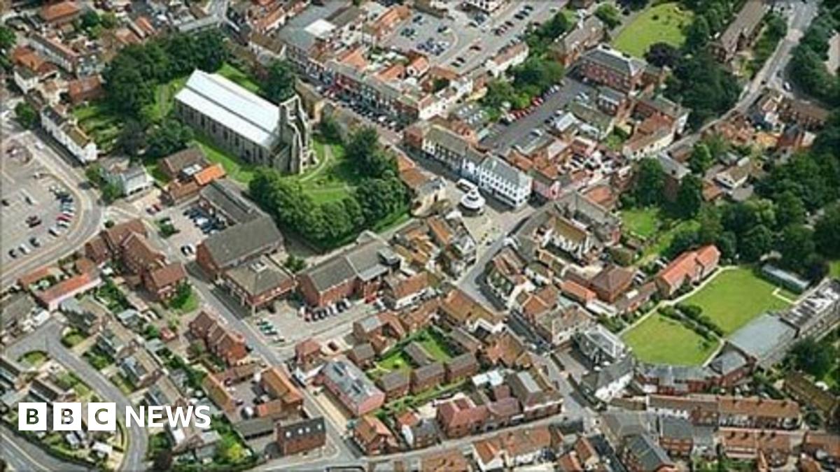 North Walsham chosen for Street Watch policing scheme - BBC News