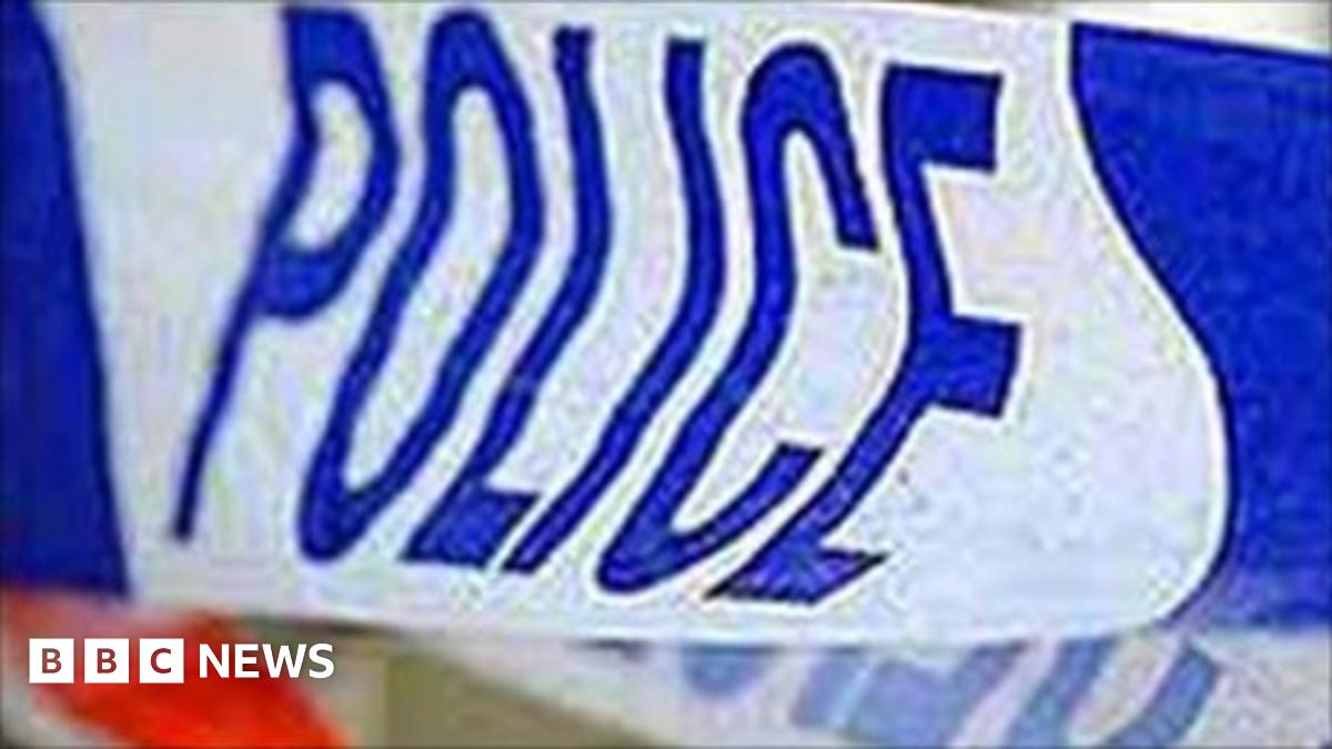 Redditch postman robbed while doing round - BBC News