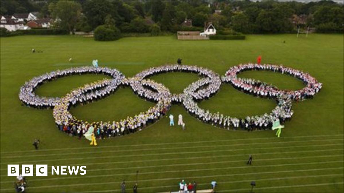 1,900 Surrey children form Olympic rings in record bid - BBC News