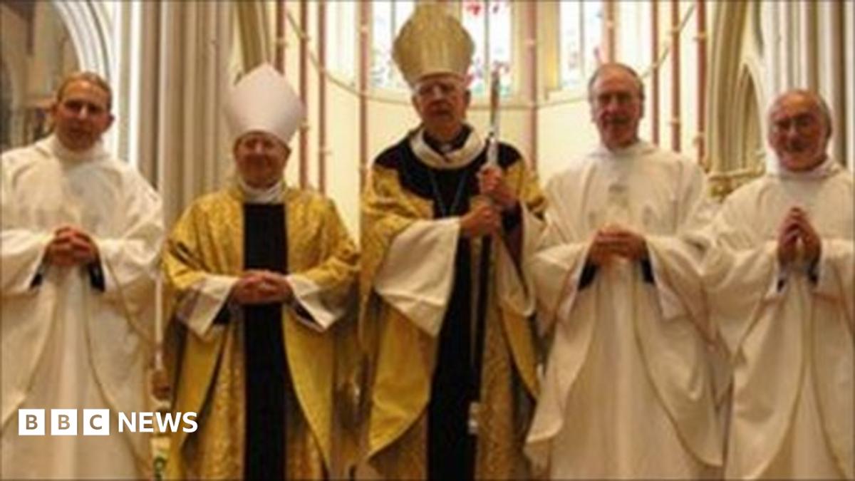 Anglican priests ordained into Catholic Ordinariate church - BBC News