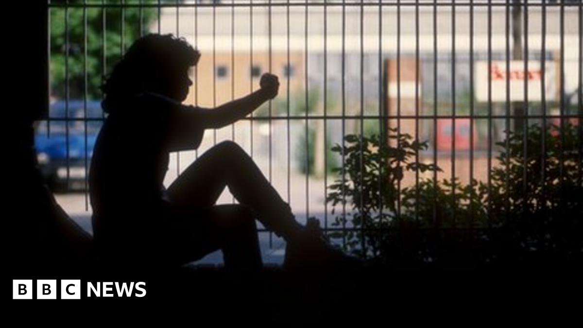 Cornwall report finds one in five children in poverty - BBC News