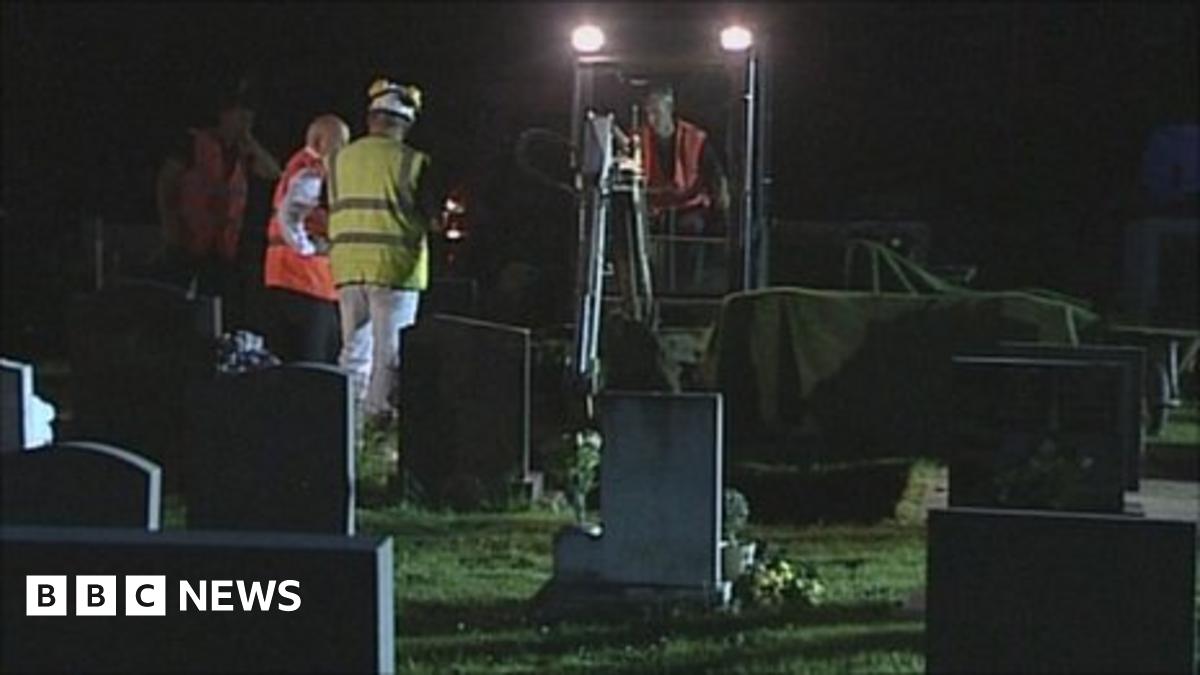 Remains of fall death man Christopher Rochester reburied - BBC News