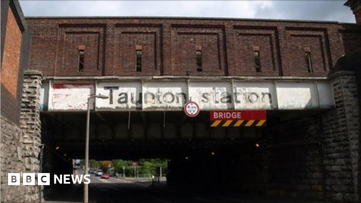 Revamp plans for Taunton railway bridge - BBC News