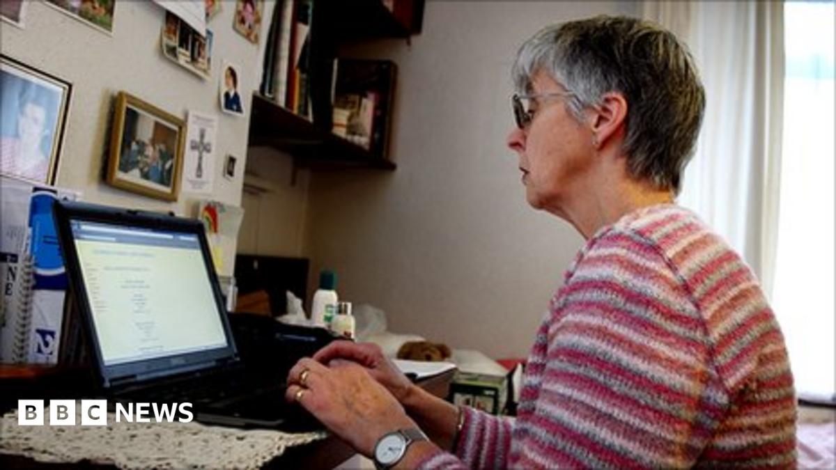 Over-50s flock to social networks - BBC News