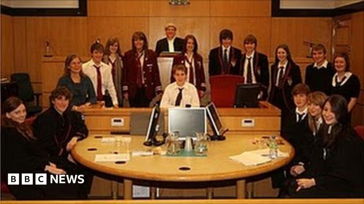 Scottish pupils learn life lessons in classroom court - BBC News