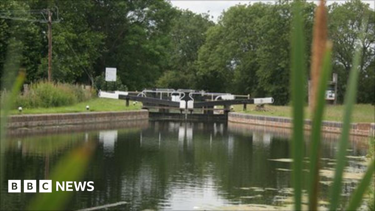 Droitwich canals re-open after a multi million pound restoration - BBC News