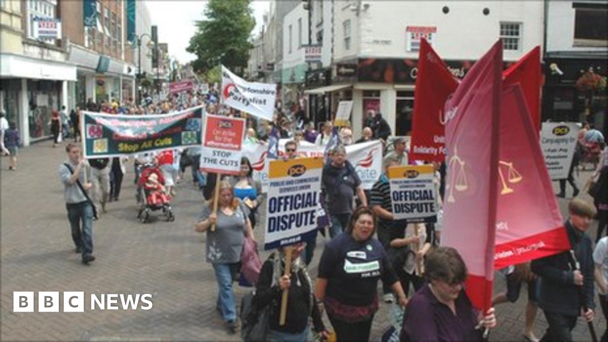 Protesters in Northamptonshire march to the Guildhall - BBC News