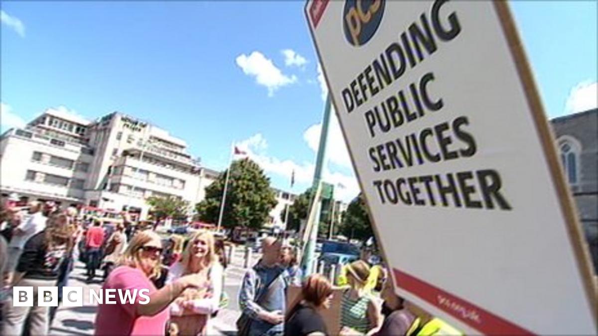 Hundreds in Devon marches over pensions - BBC News