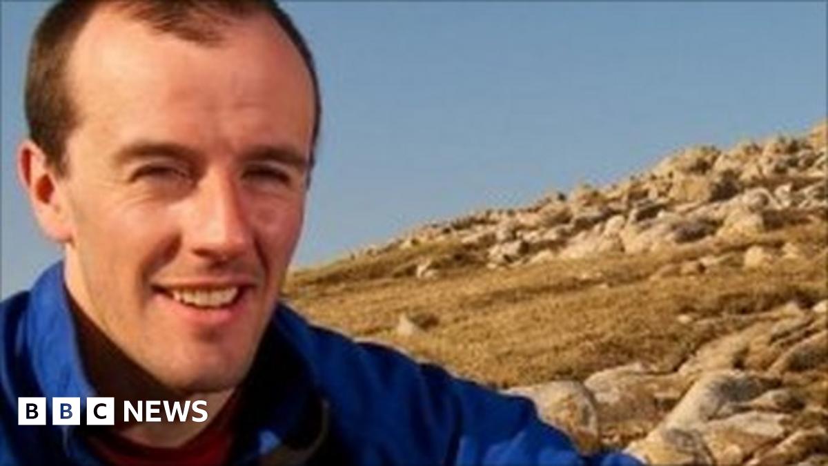 Dave MacLeod in first free climb of Longhope Direct - BBC News