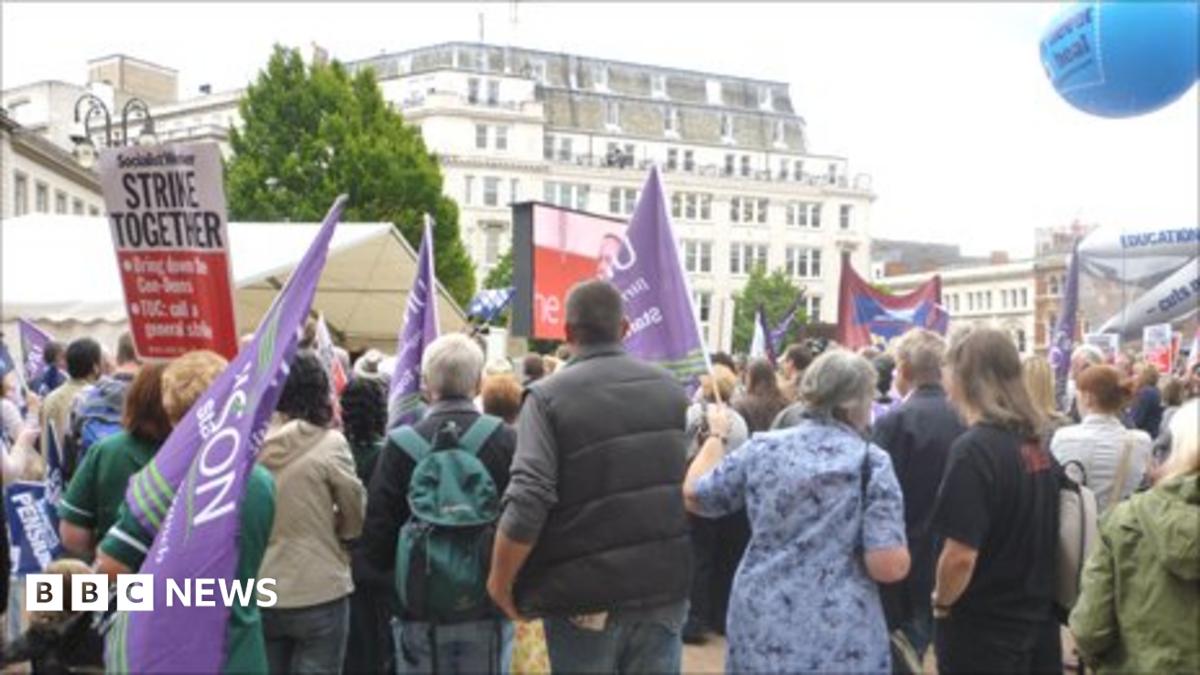 Birmingham strike rally: Hundreds protest - BBC News