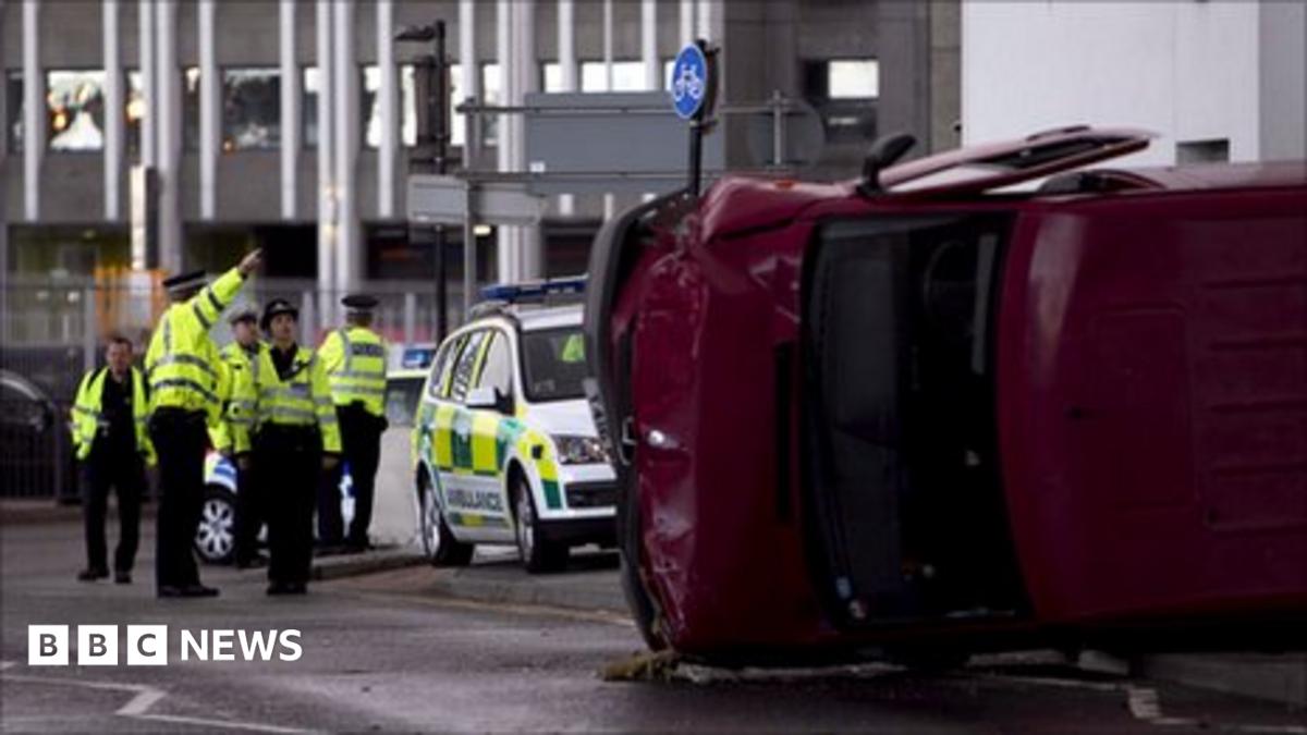 Man dies after van hits building in Aberdeen - BBC News