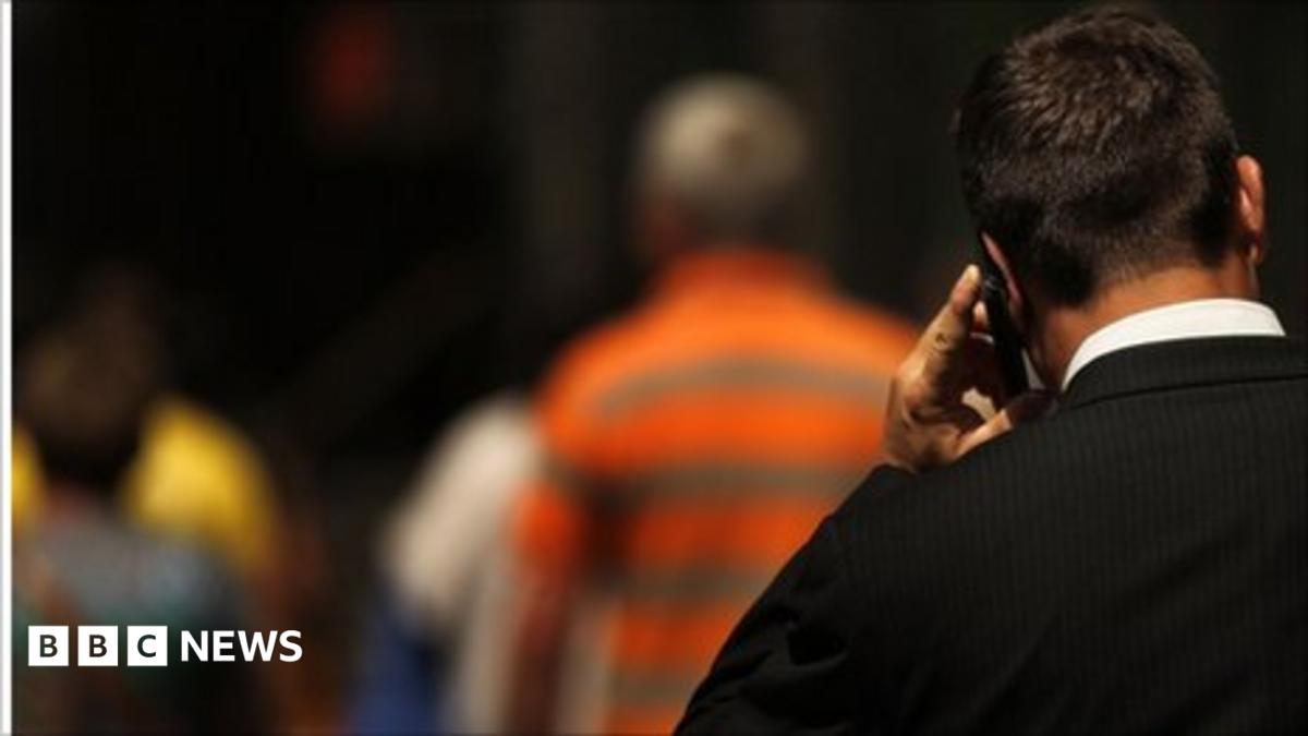 Mobile phones 'unlikely' to cause cancer - BBC News