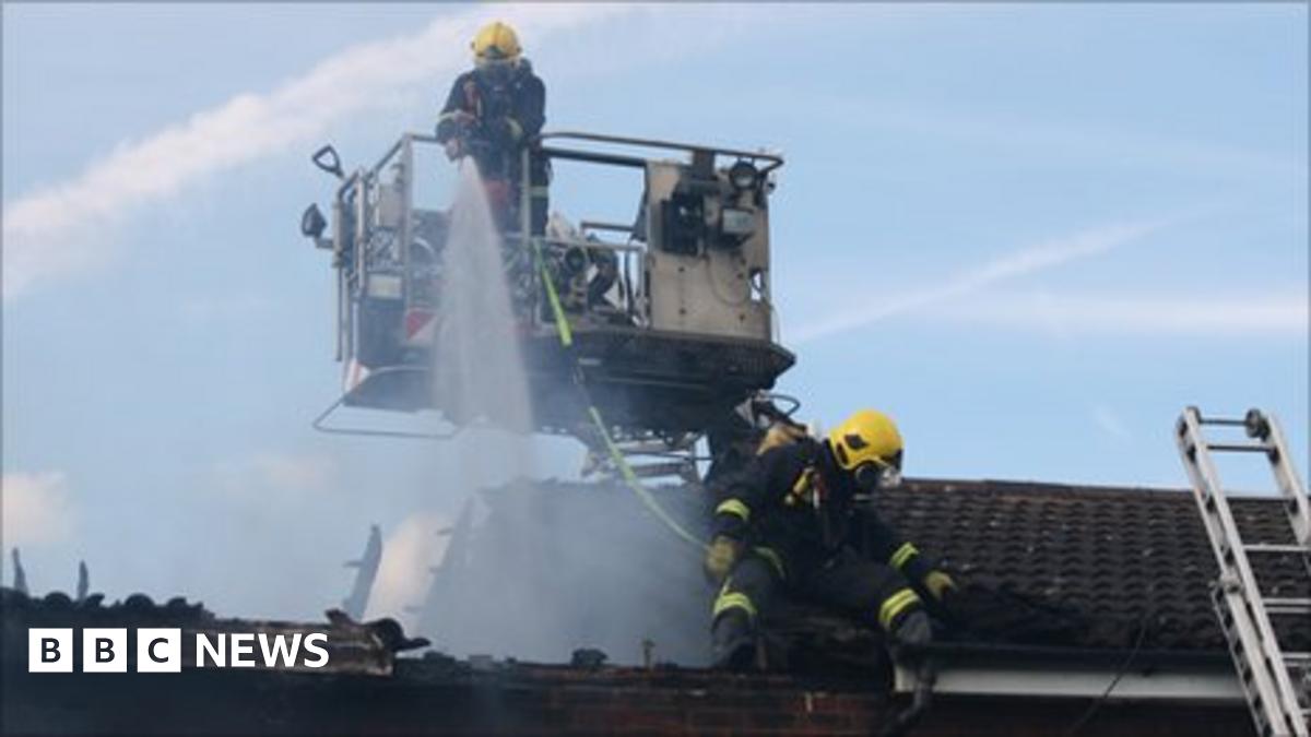 Gas main ignites in Basingstoke house fire - BBC News