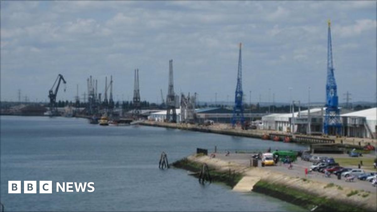 Southampton council workers' strike to hit port - BBC News