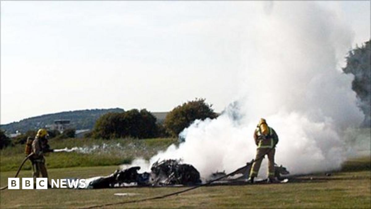 Shoreham mid-air crash inquest: Pilot recalls horror - BBC News