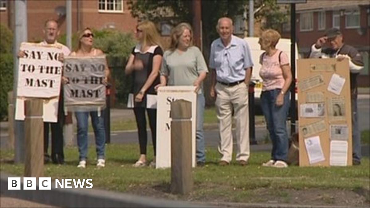 Hull residents' protest over phone mast enters 10th week - BBC News