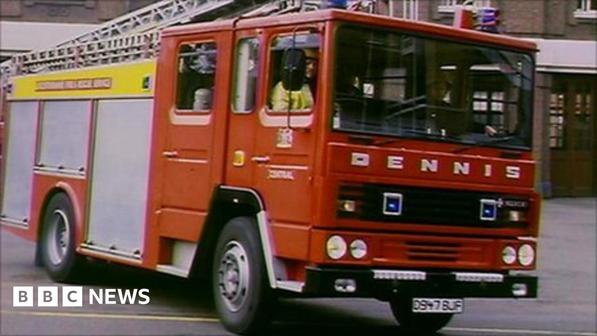 Fire service in Essex unveils anti-pollution equipment - BBC News