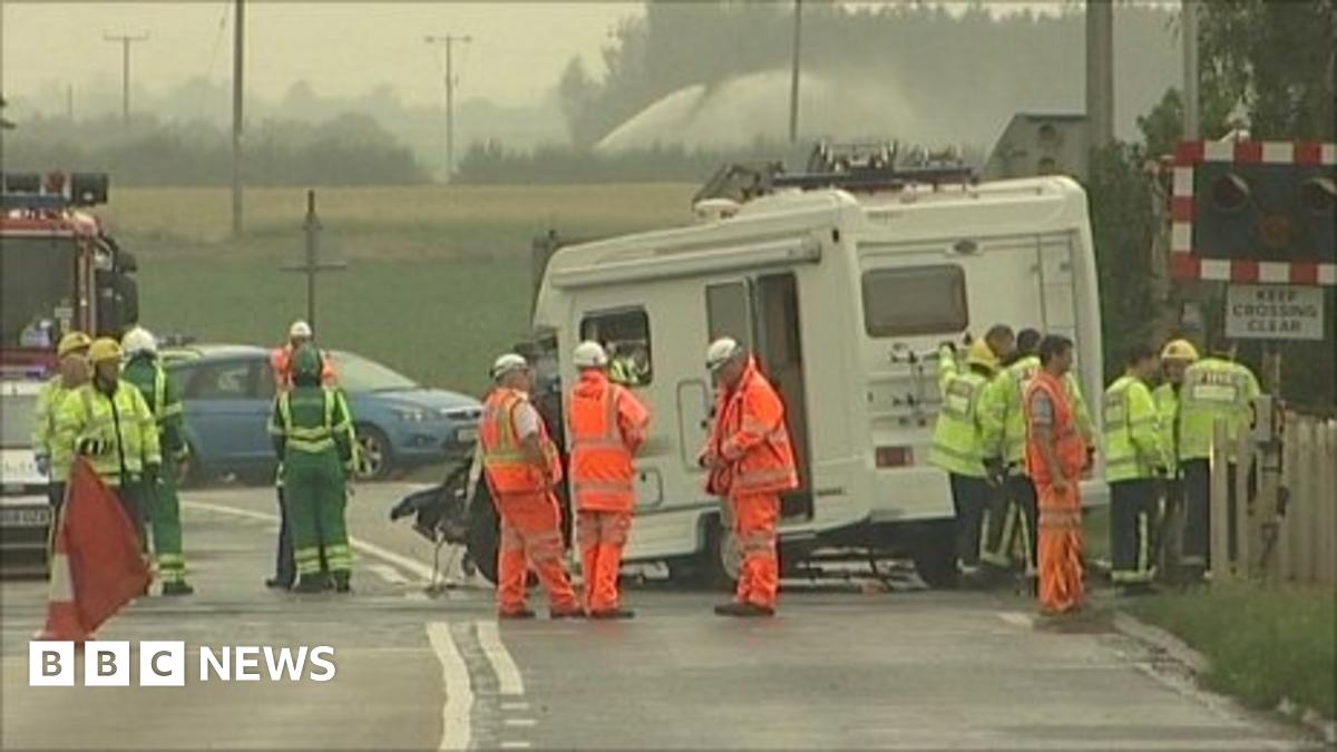 Couple hurt in Cambridgeshire level crossing crash - BBC News