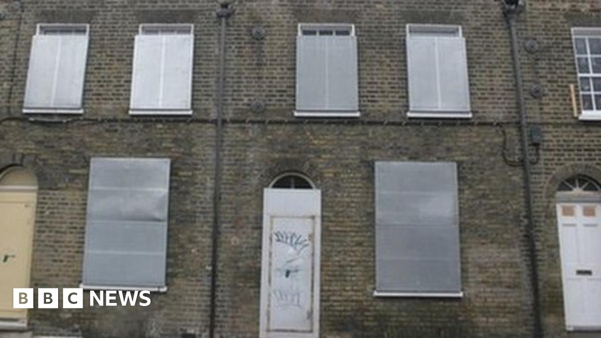 'Missiles thrown' during Brighton squat eviction - BBC News