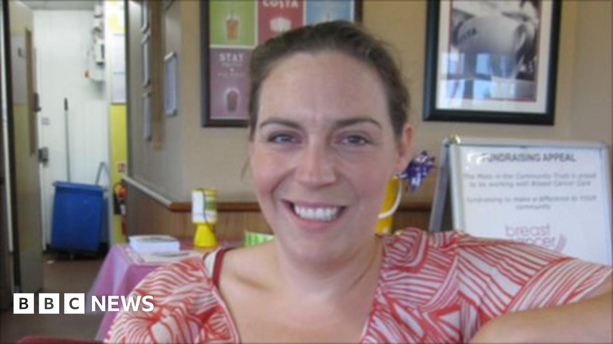 Romany Gypsy Louise Broadway enjoys her 'mainstream' job - BBC News