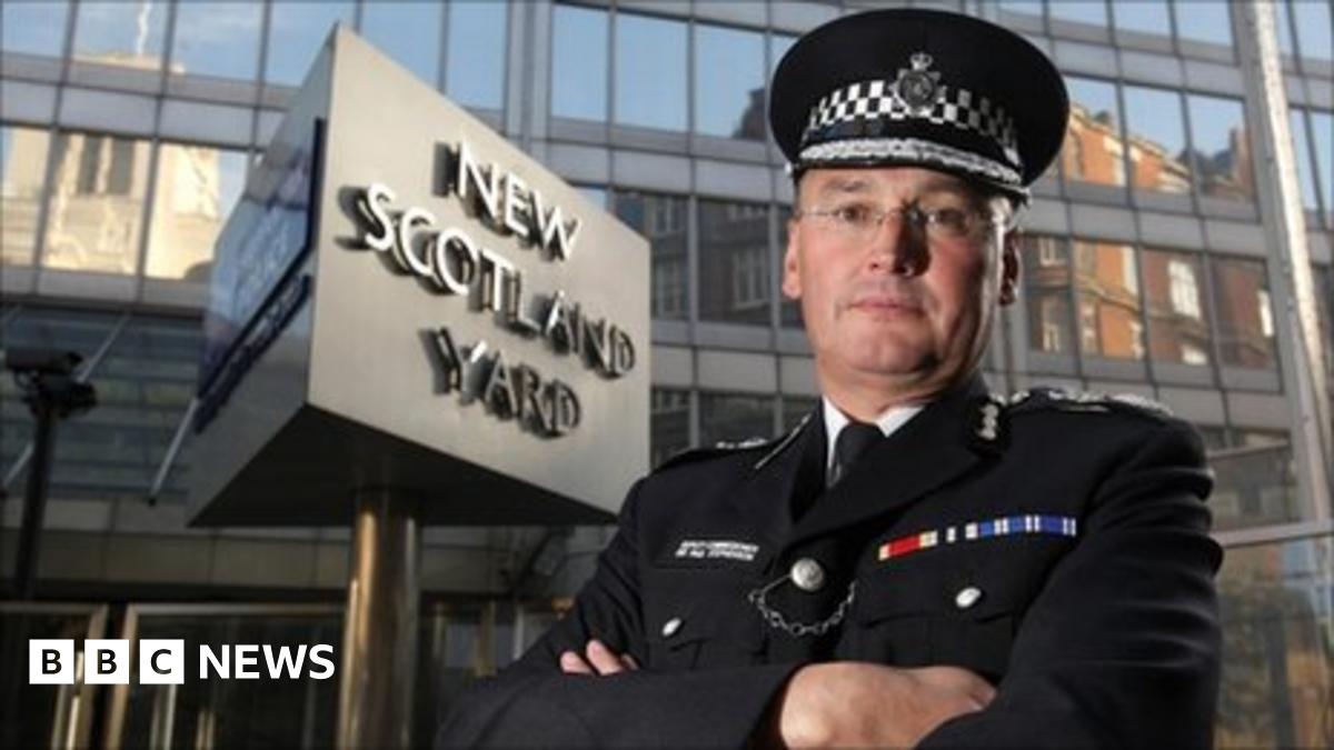 Phone hacking: IPCC oversees police payments inquiry - BBC News