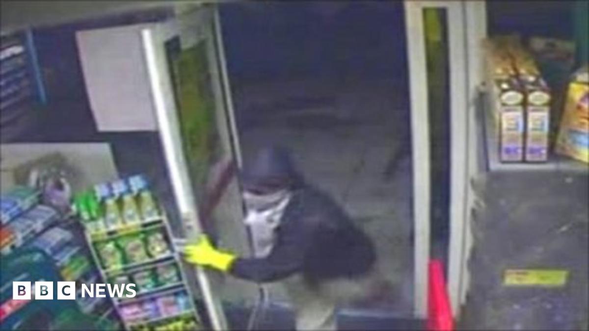 CCTV released of Cardiff Spar shop raiders - BBC News