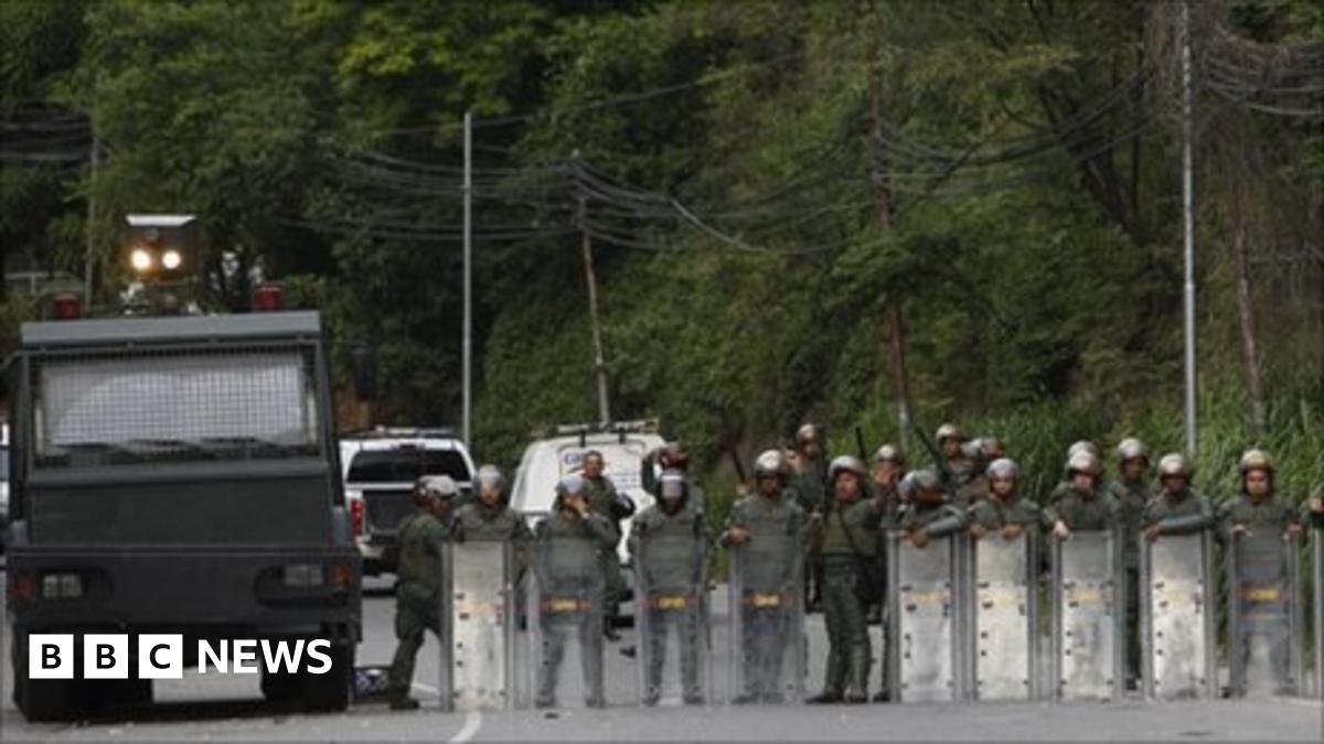 Inmates at Venezuela's Rodeo prison free 'hostages' - BBC News