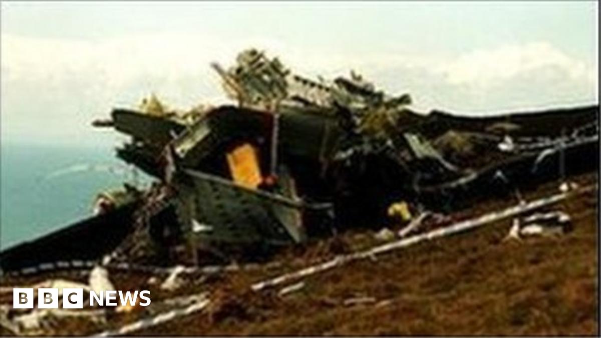 Mull of Kintyre Chinook crash report 'clears pilots' - BBC News