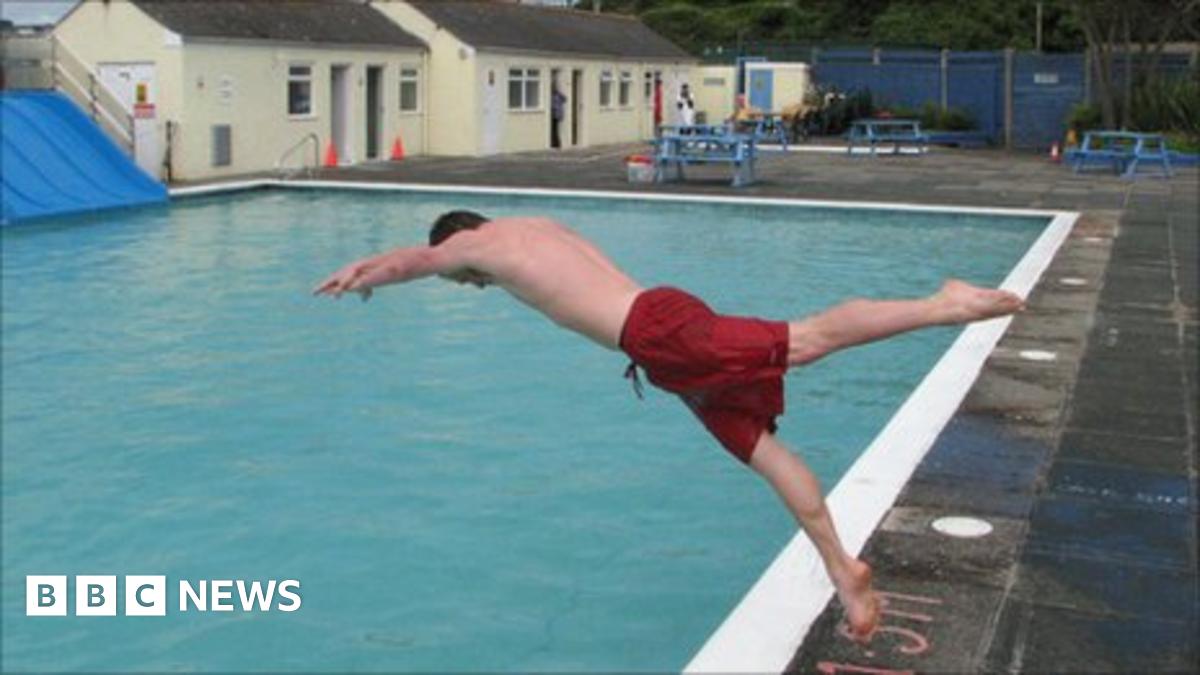 Fears for the future of Hayle's outdoor pool - BBC News