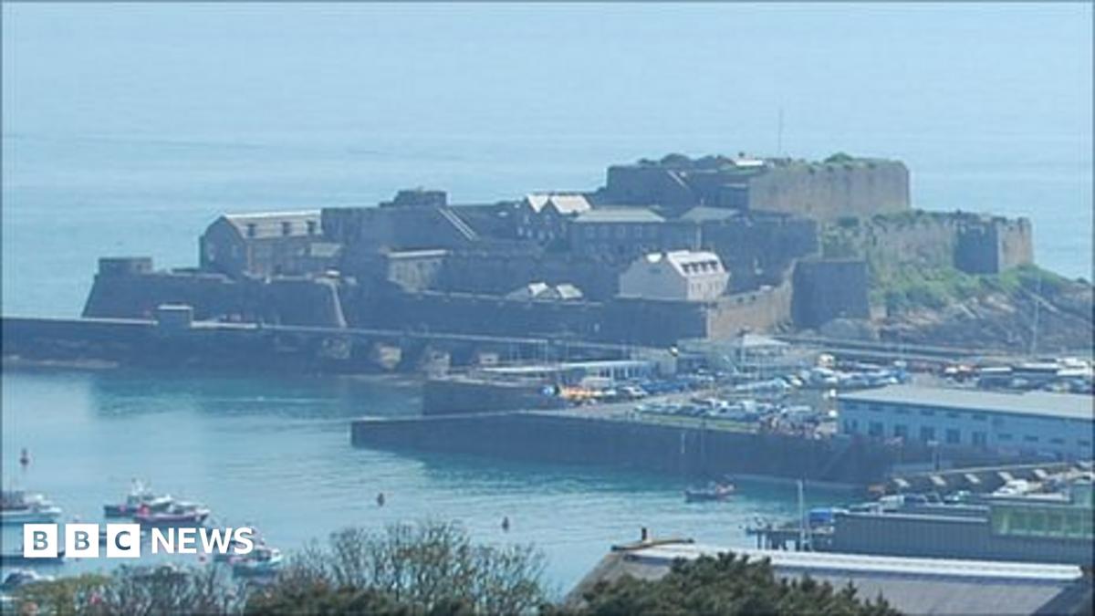 Guernsey's Castle bridge closed to traffic - BBC News