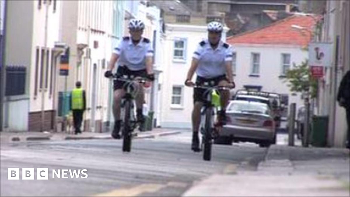 Jersey police introduce bicycle patrols - BBC News