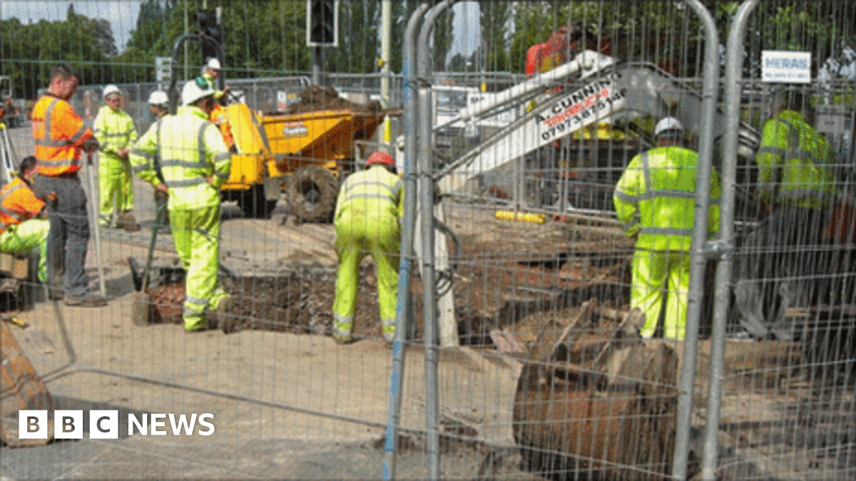 Cut phone lines in Gloucester caused by sewer 'mole' - BBC News