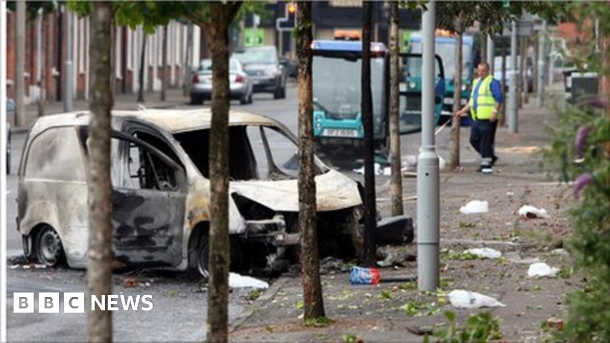 Belfast riots: Twenty-two police hurt and bus hijacked - BBC News