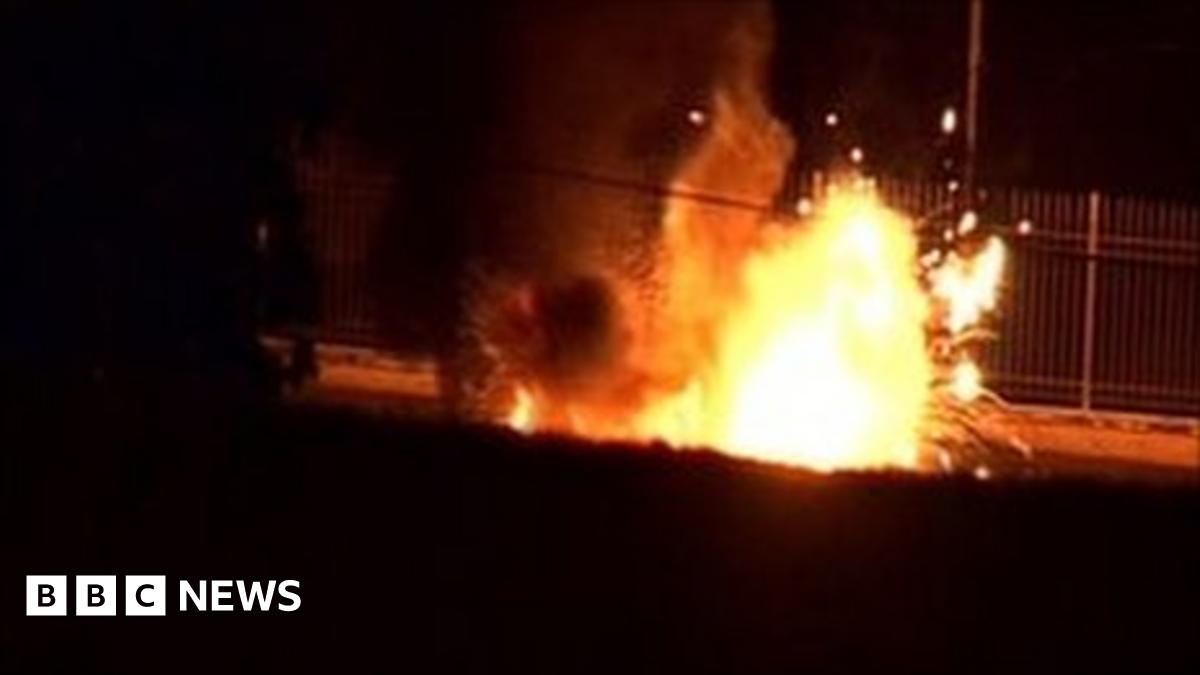 'Under tens' involved in Derry rioting - BBC News