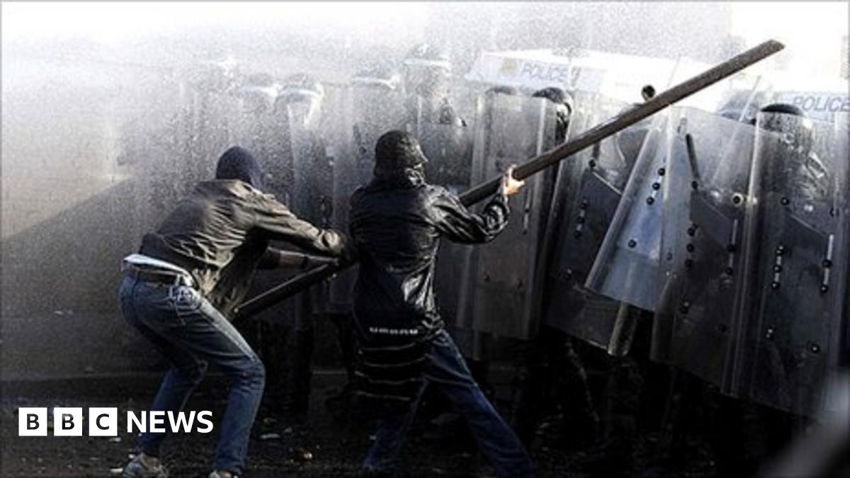 Northern Ireland riots: Robinson and McGuinness meeting - BBC News