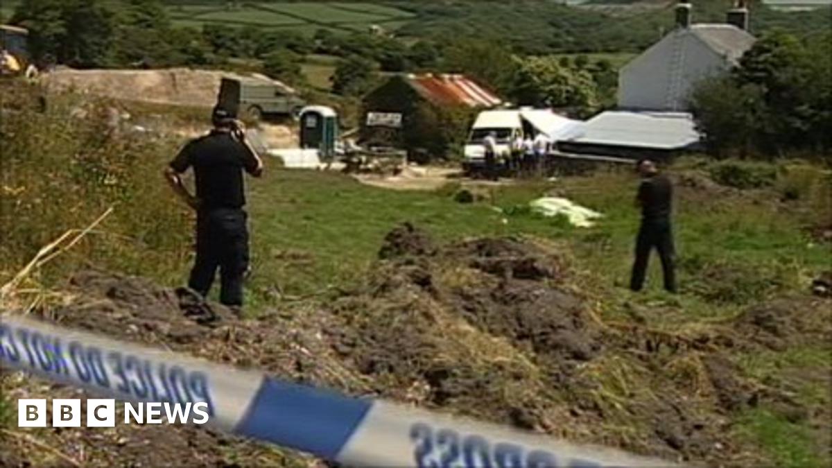 Cornwall double murder accused says he was 'threatened' - BBC News