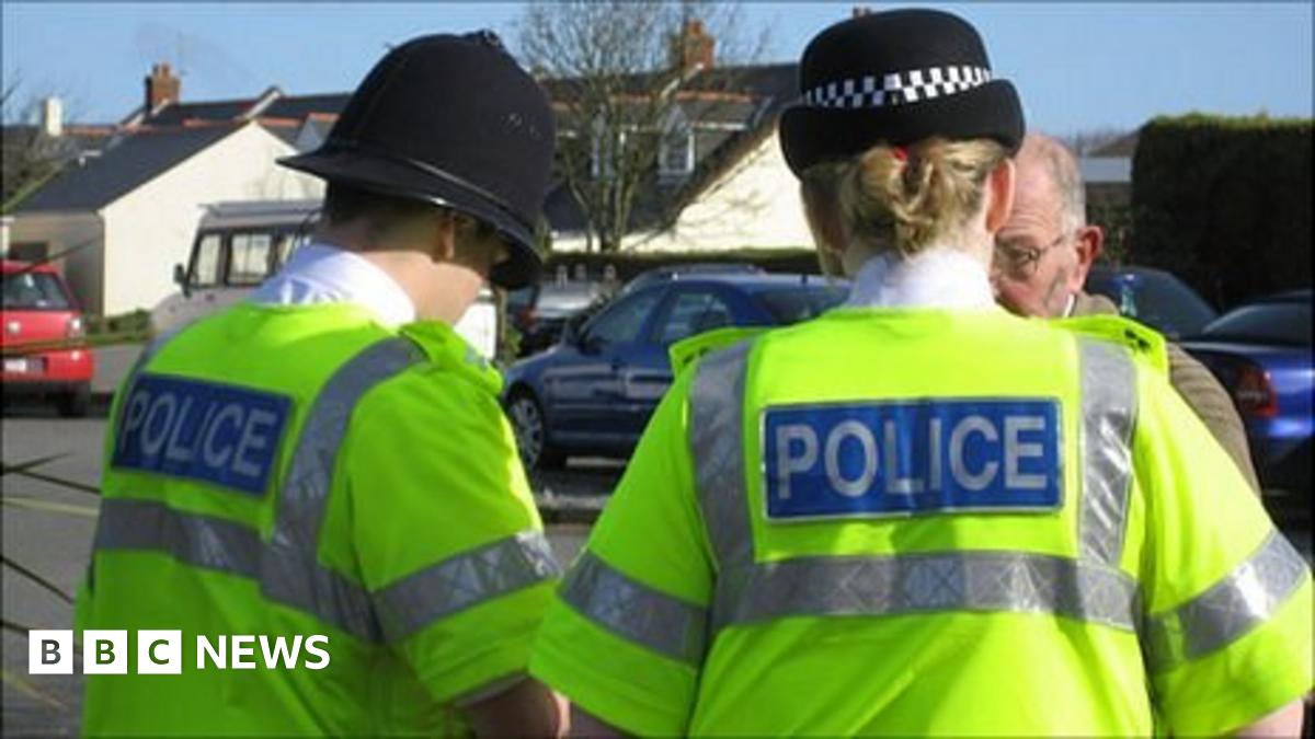 Guernsey Police step up community patrols - BBC News
