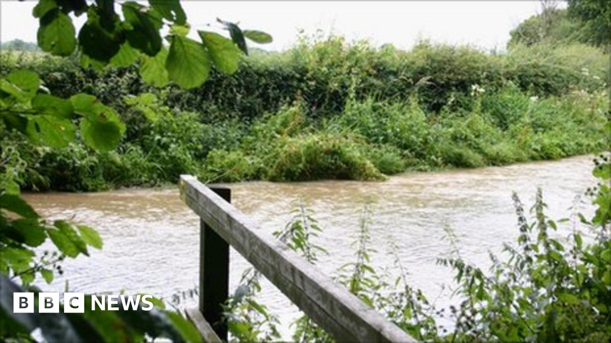 Edenbridge flood risks change with updated maps - BBC News